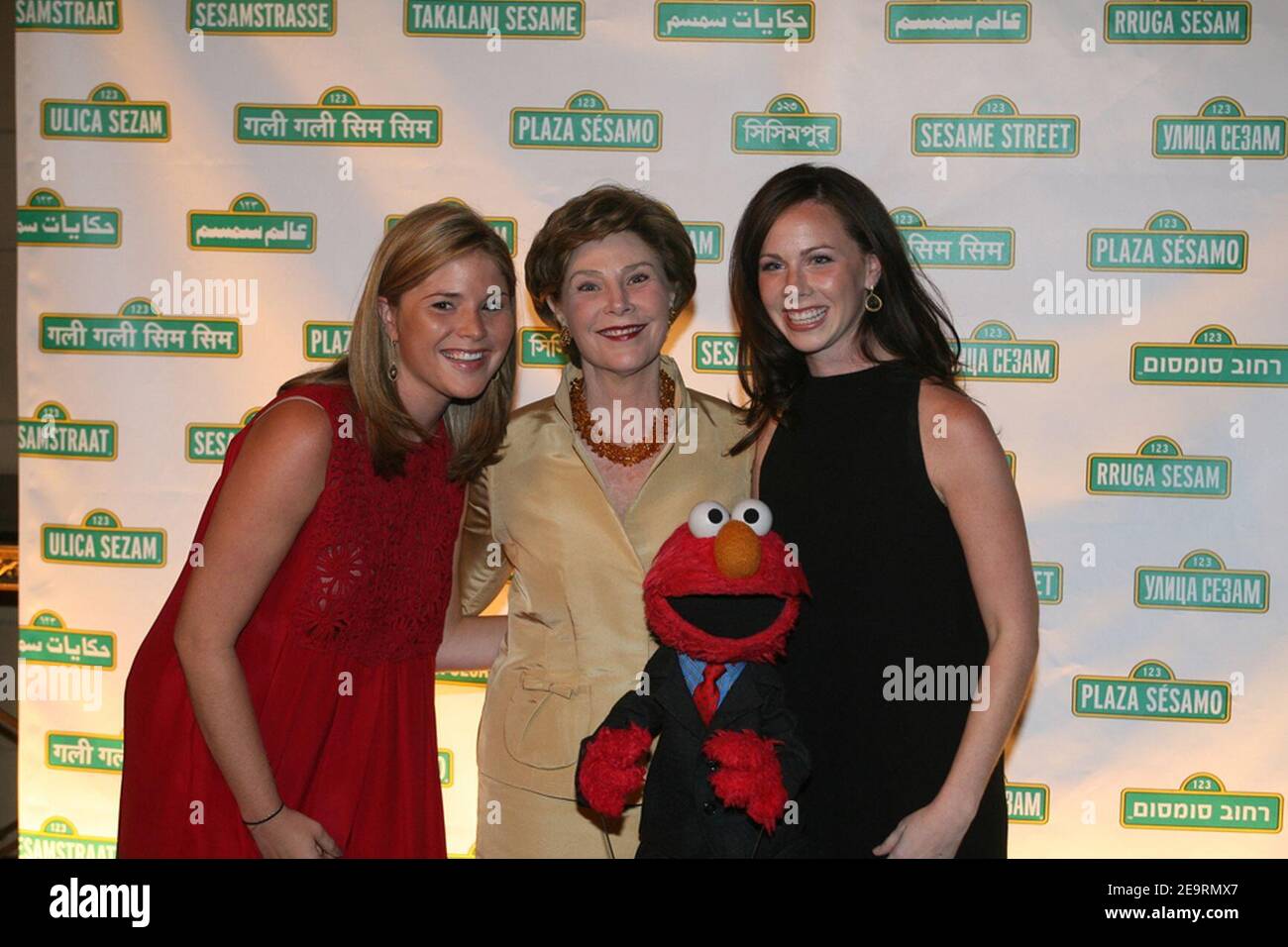 Mrs. Laura Bush and daughters pose for a photo with Sesame Street ...