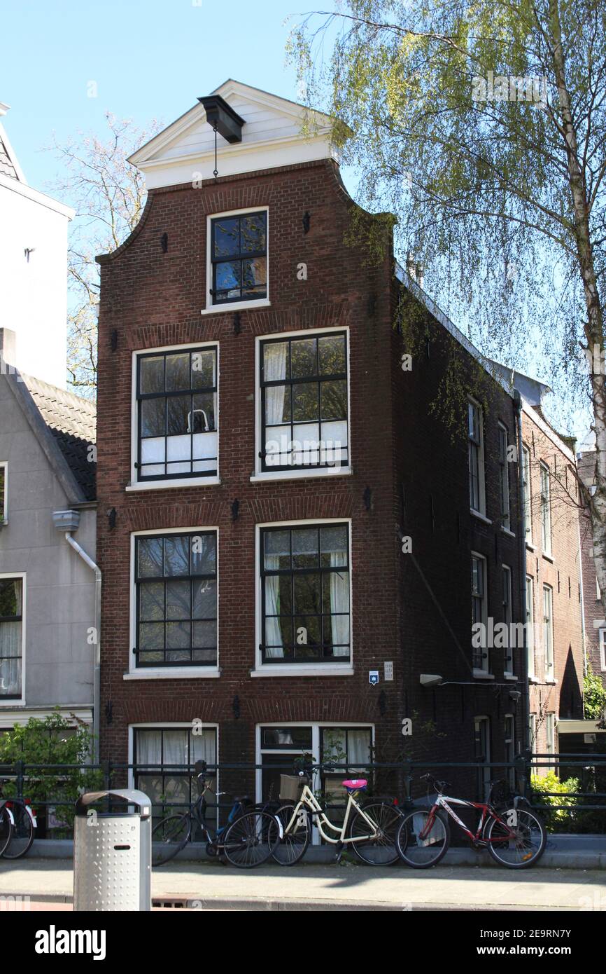 Dutch house red brick hi-res stock photography and images - Alamy