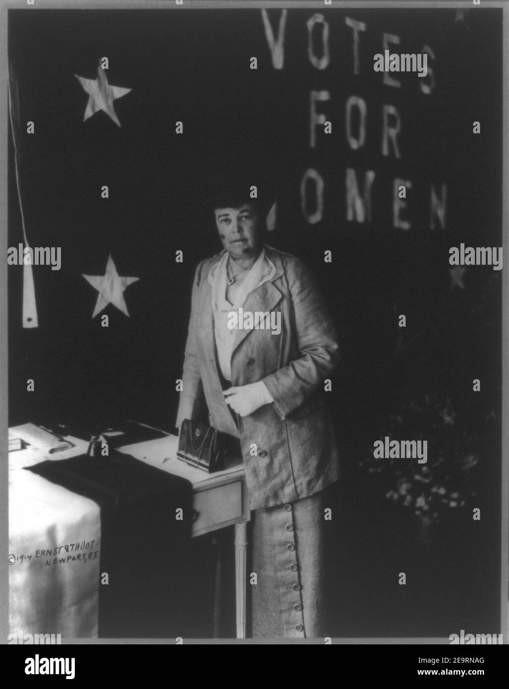 Mrs. O.H.P. Belmont, suffragette, three quarter length portrait Stock ...