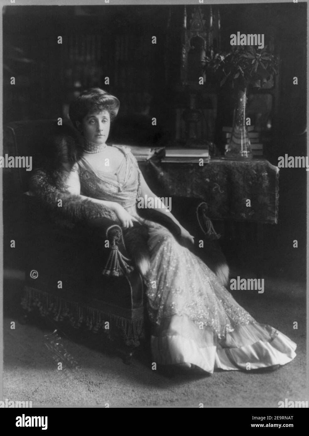 Mrs. Otto Hermann Kahn, full-length portrait, seated, facing right ...