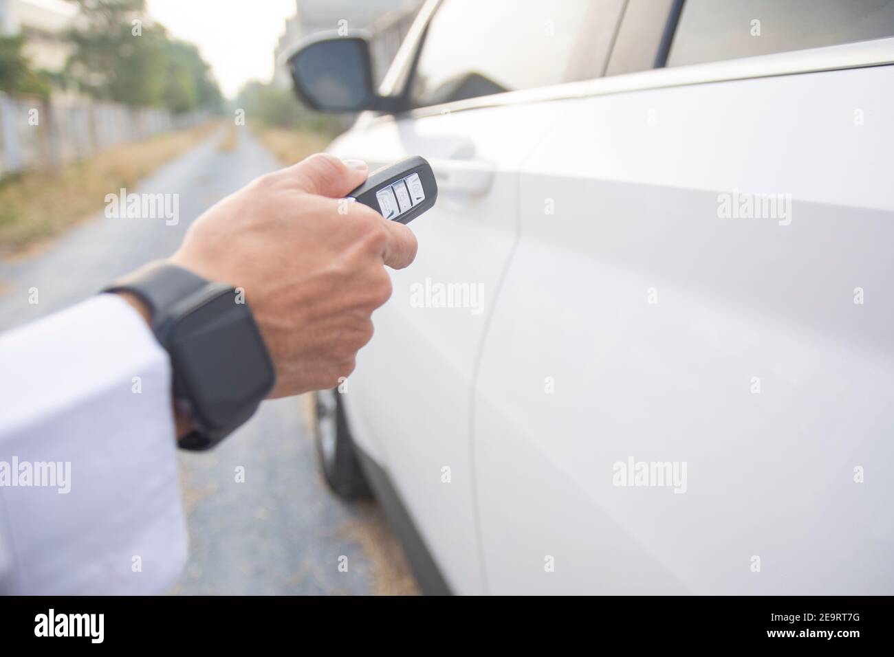 Hand hold key car opening car door Stock Photo - Alamy