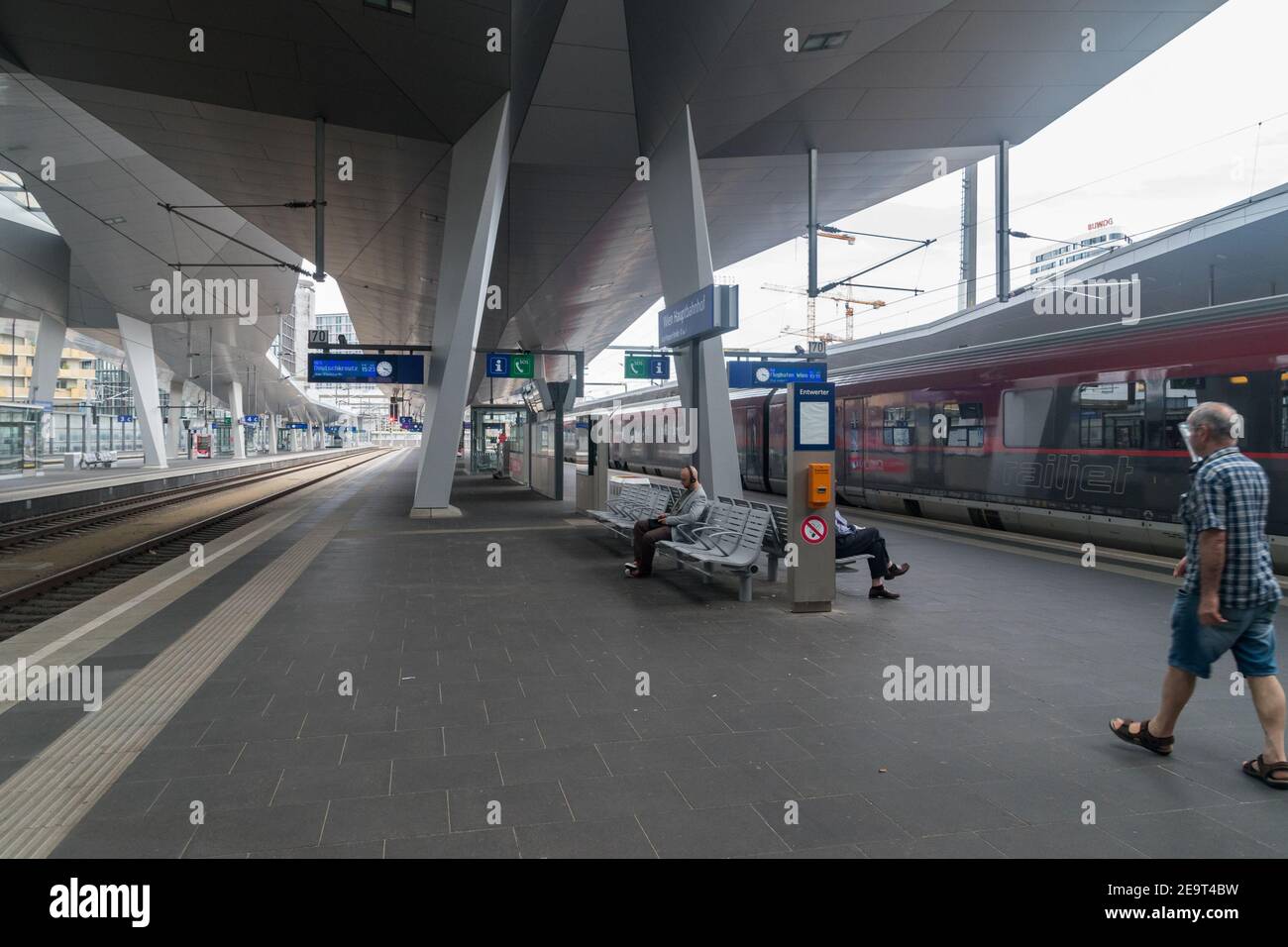 Wien hauptbahnhof hi-res stock photography and images - Alamy