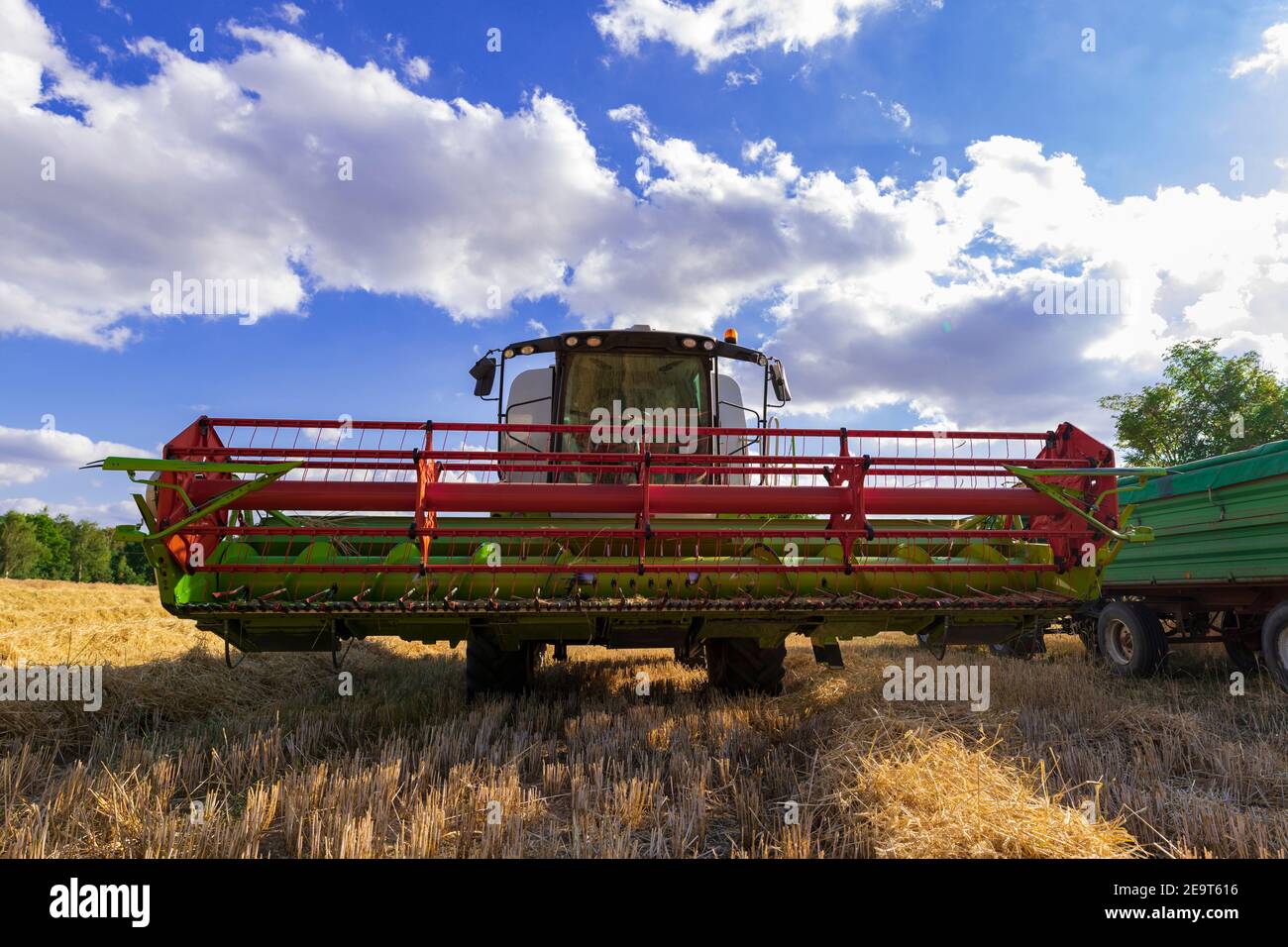 Combine harvester harvesting grain field hi-res stock photography and ...