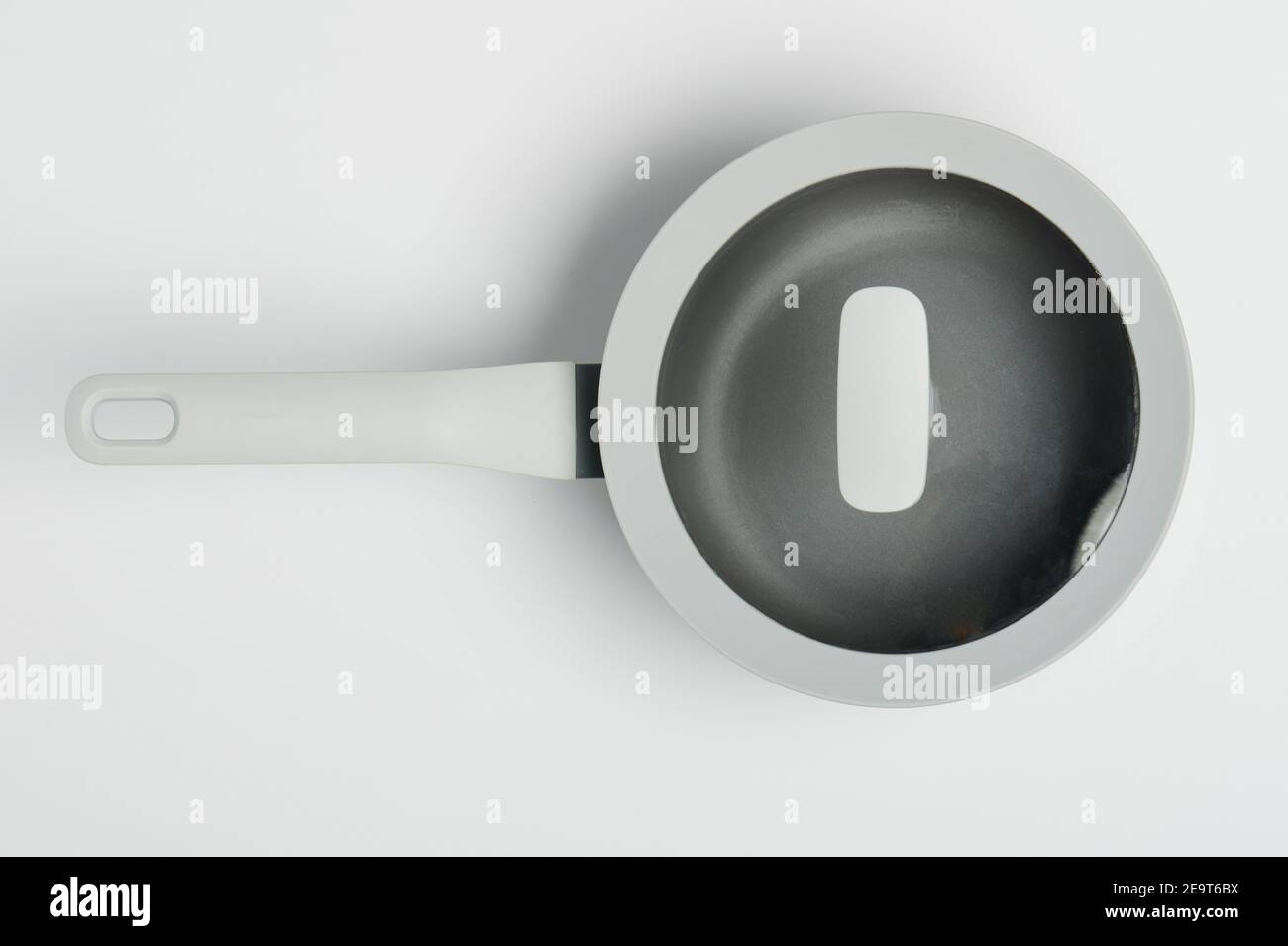 Closed clean empty cooking pot above top view isolated Stock Photo - Alamy