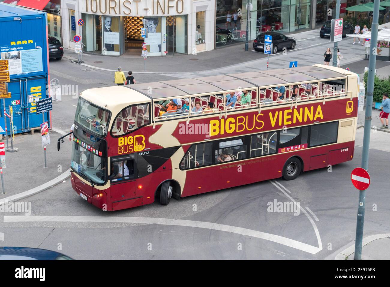 Big bus vienna hi-res stock photography and images - Alamy