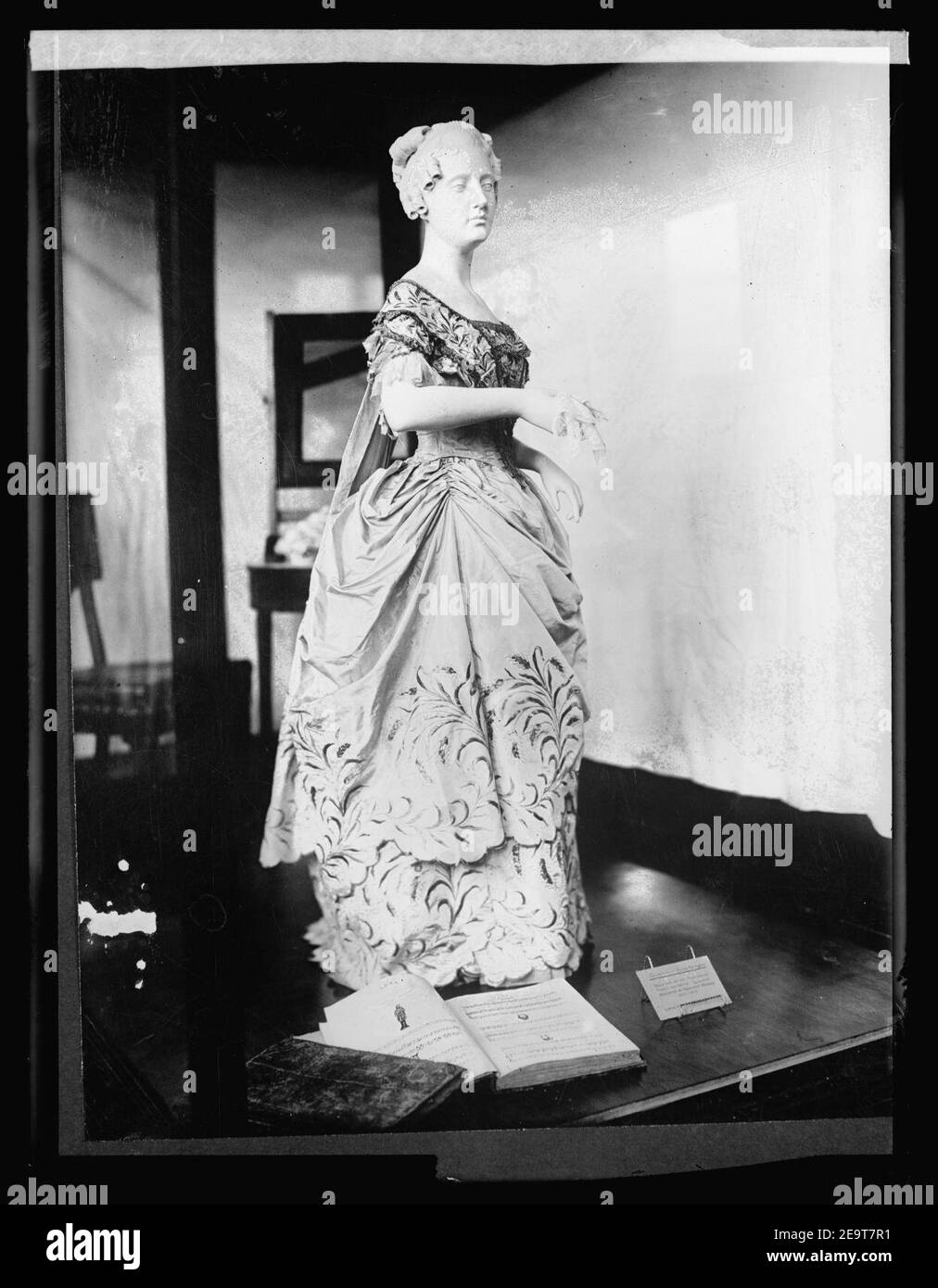 Museum, old gowns, Marie Monroe Stock Photo - Alamy