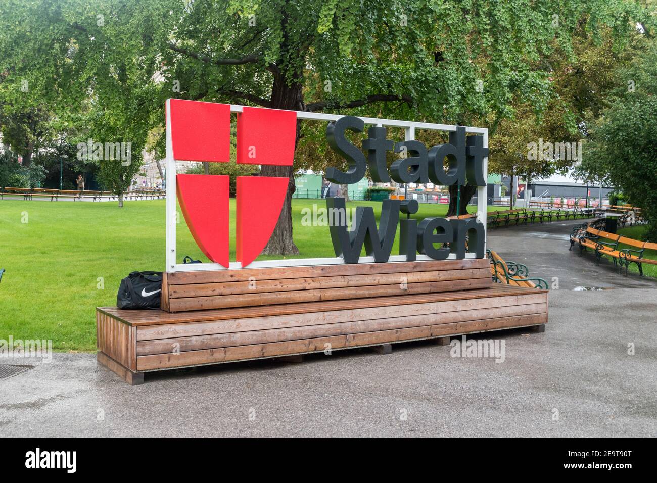 Stadt park vienna bench hi-res stock photography and images - Alamy