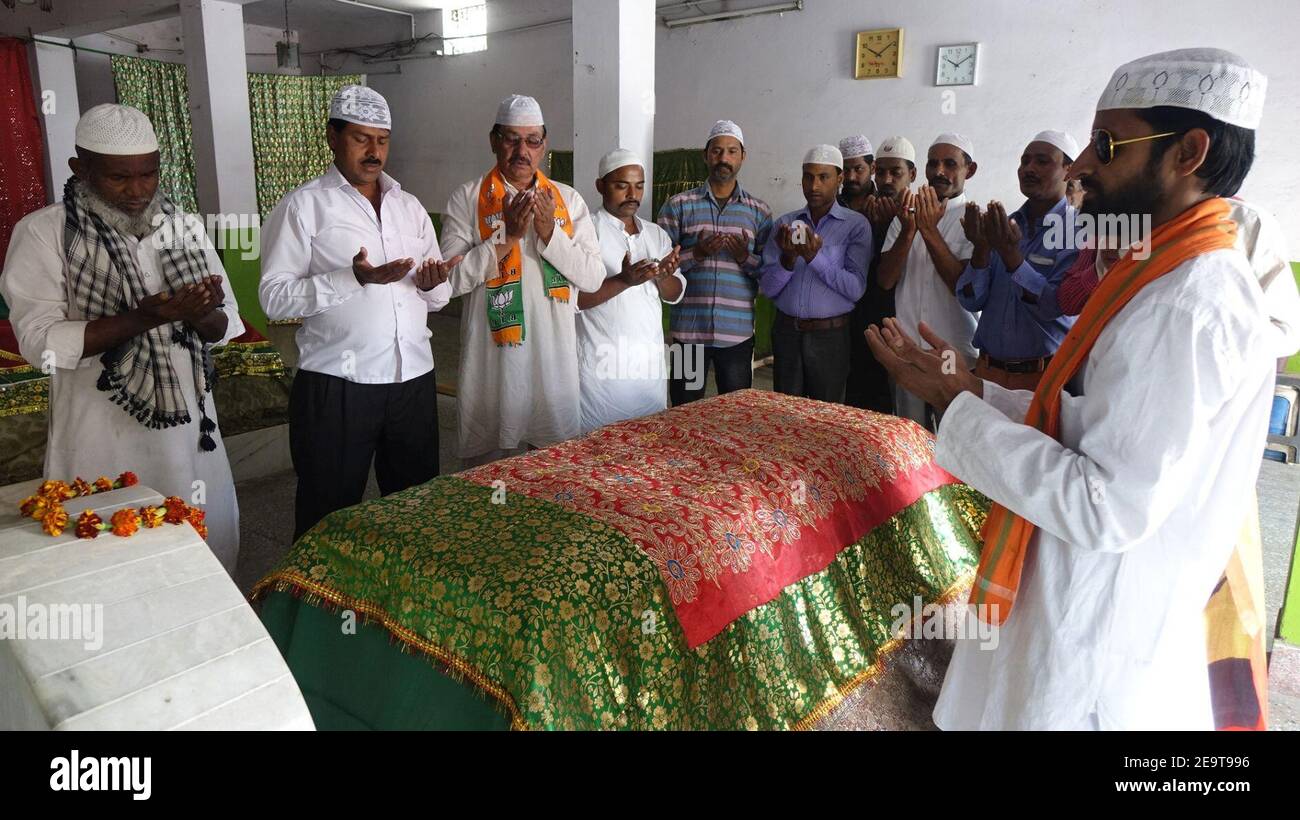 Muslim supporters of the Bharatiya Janata Party seek blessings for ...