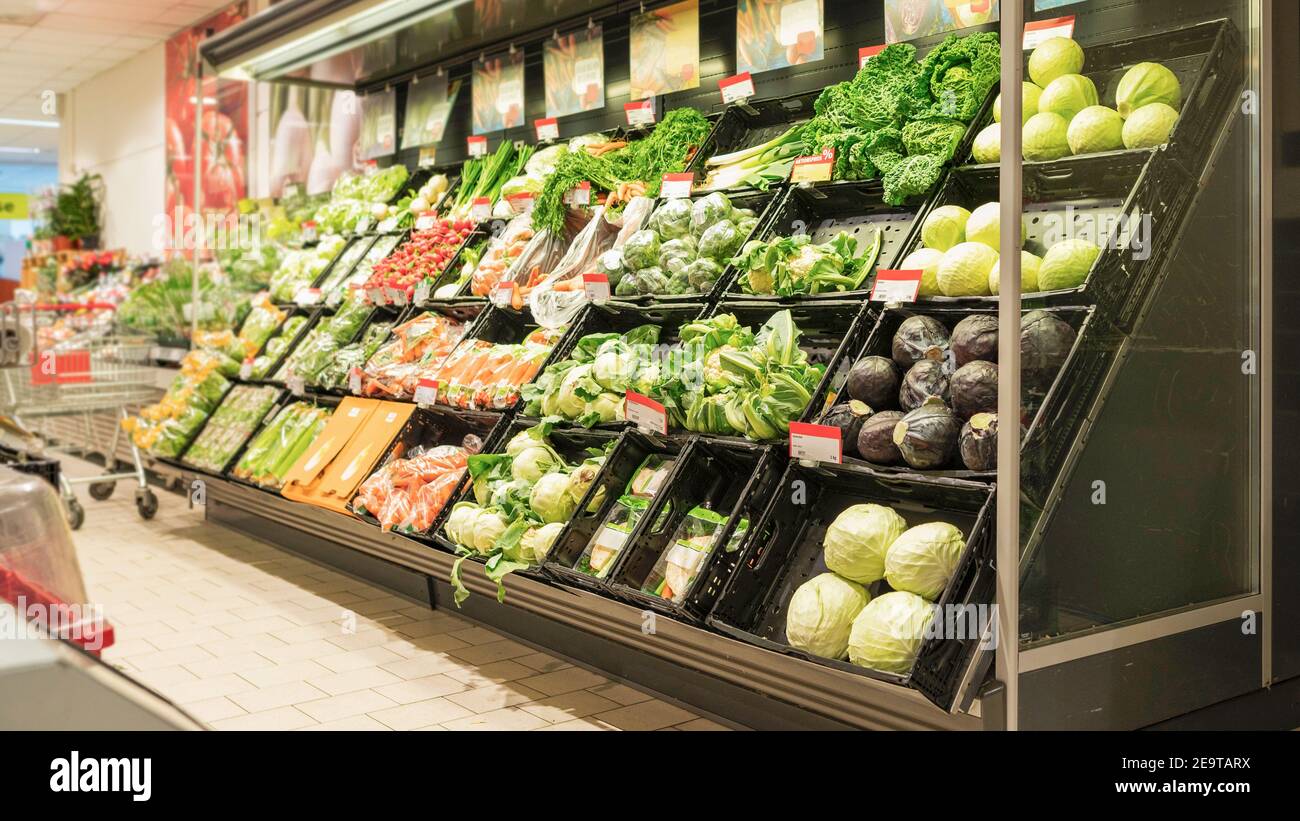 A vegetable stand with fresh vegetables Stock Photo - Alamy