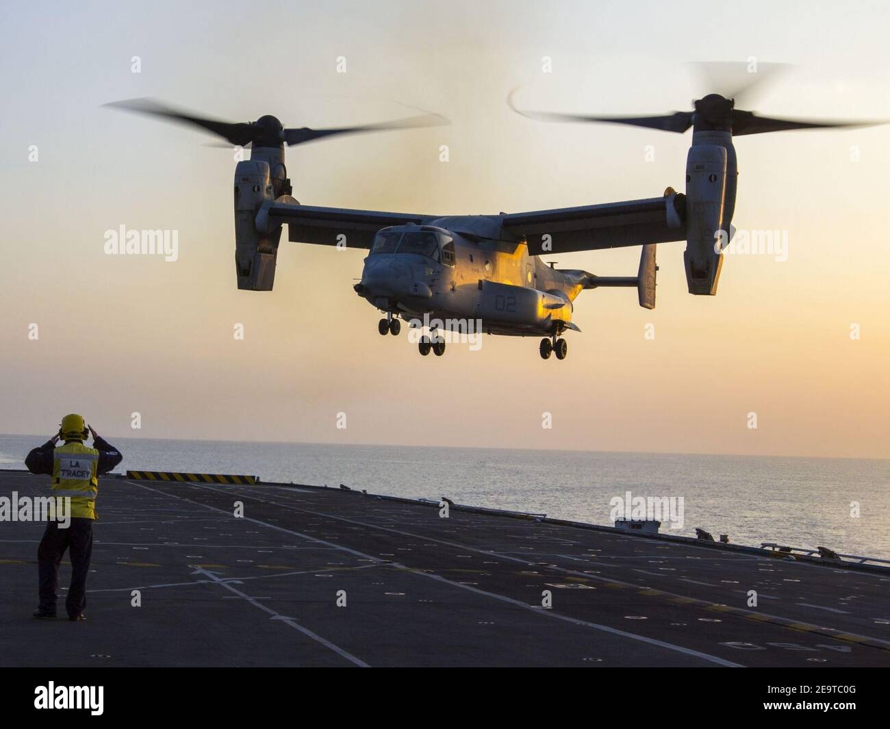 MV-22B Osprey on HMS Illustrious (R06 Stock Photo - Alamy
