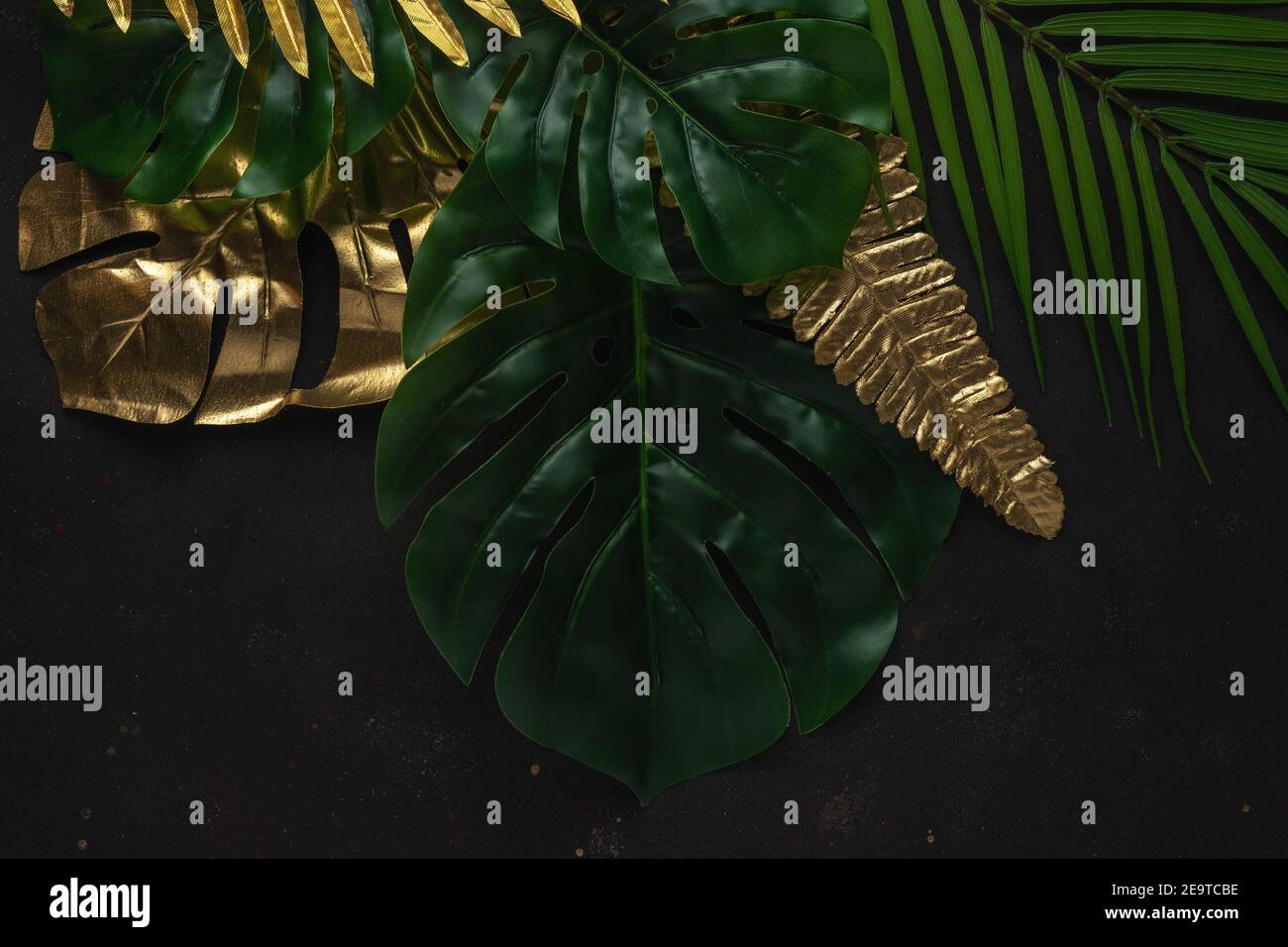 Gold and green leaf wallpaper hi-res stock photography and images - Alamy