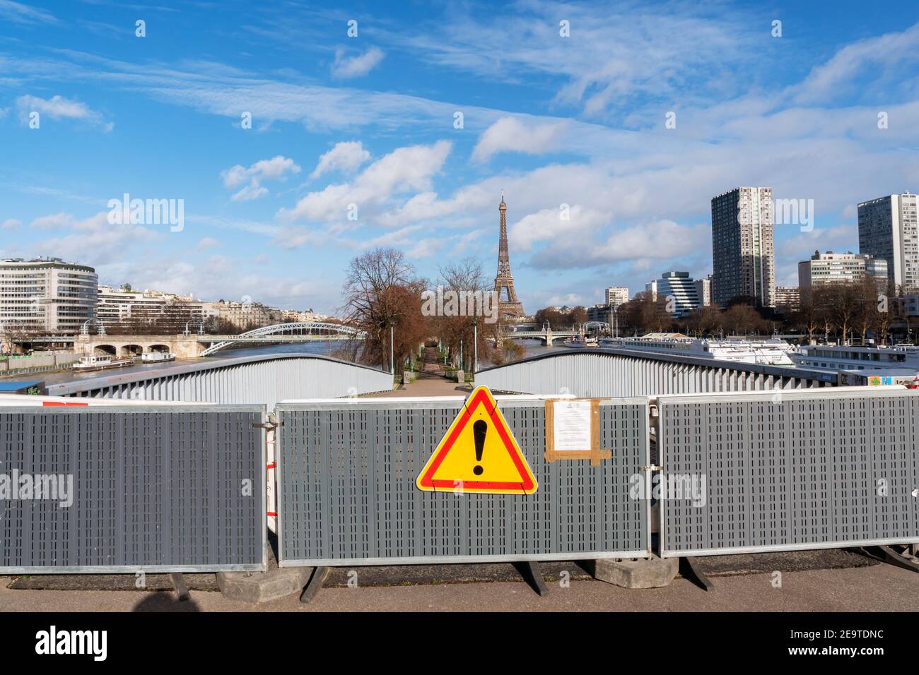 Pathway closed sign hi-res stock photography and images - Alamy