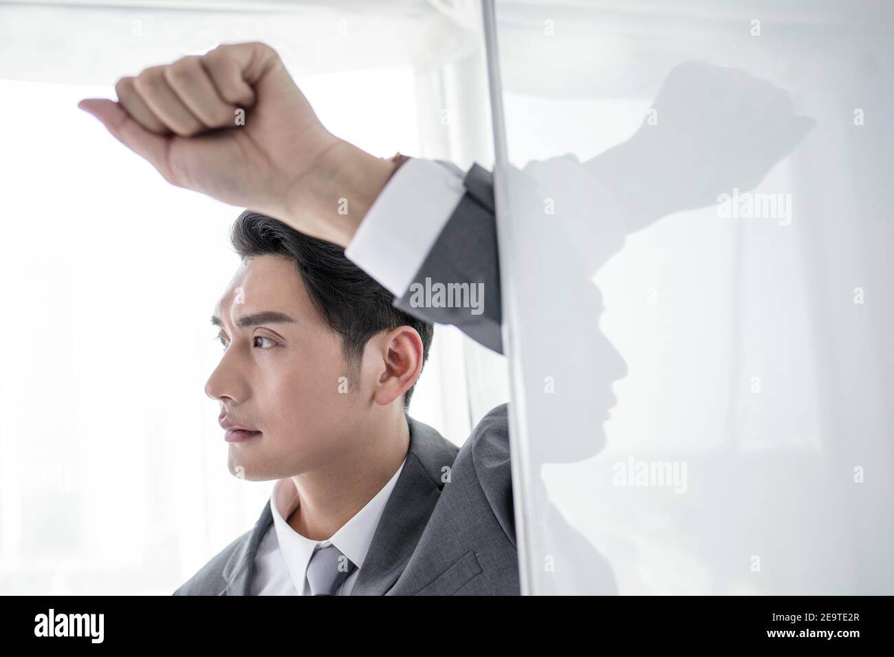 Man leaning against wall exercise hi-res stock photography and images ...