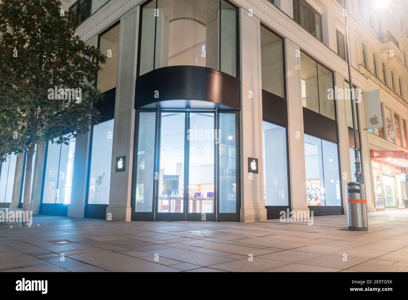 Apple store vienna hi-res stock photography and images - Alamy