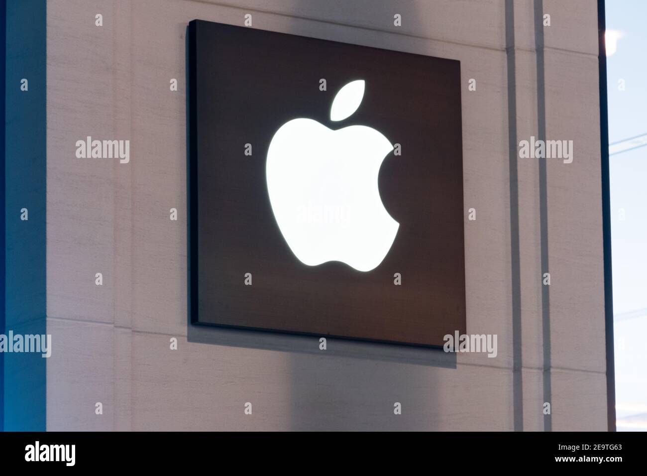 Apple store vienna hi-res stock photography and images - Alamy