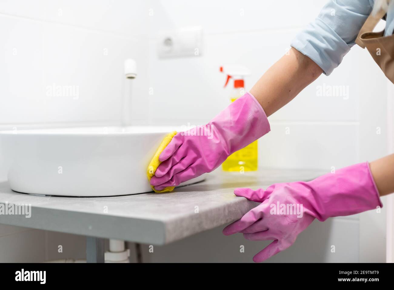 Clean up your house, woman cleaning the bathroom Stock Photo - Alamy