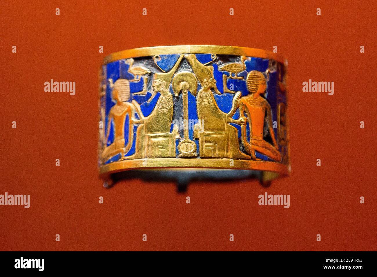 Cairo, Egyptian Museum, gold bracelet found in the tomb of the queen ...