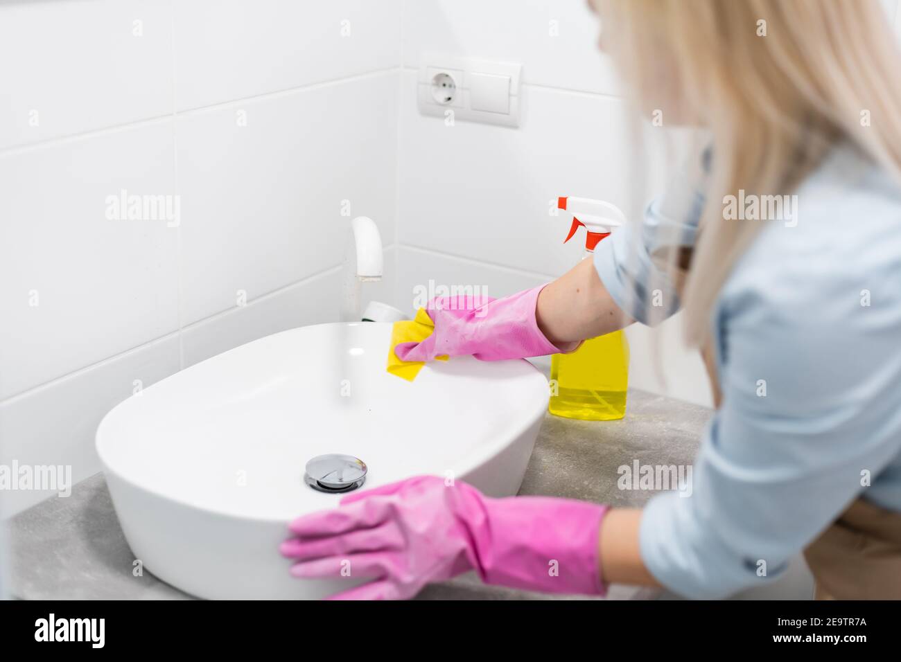 Clean up your house, woman cleaning the bathroom Stock Photo - Alamy