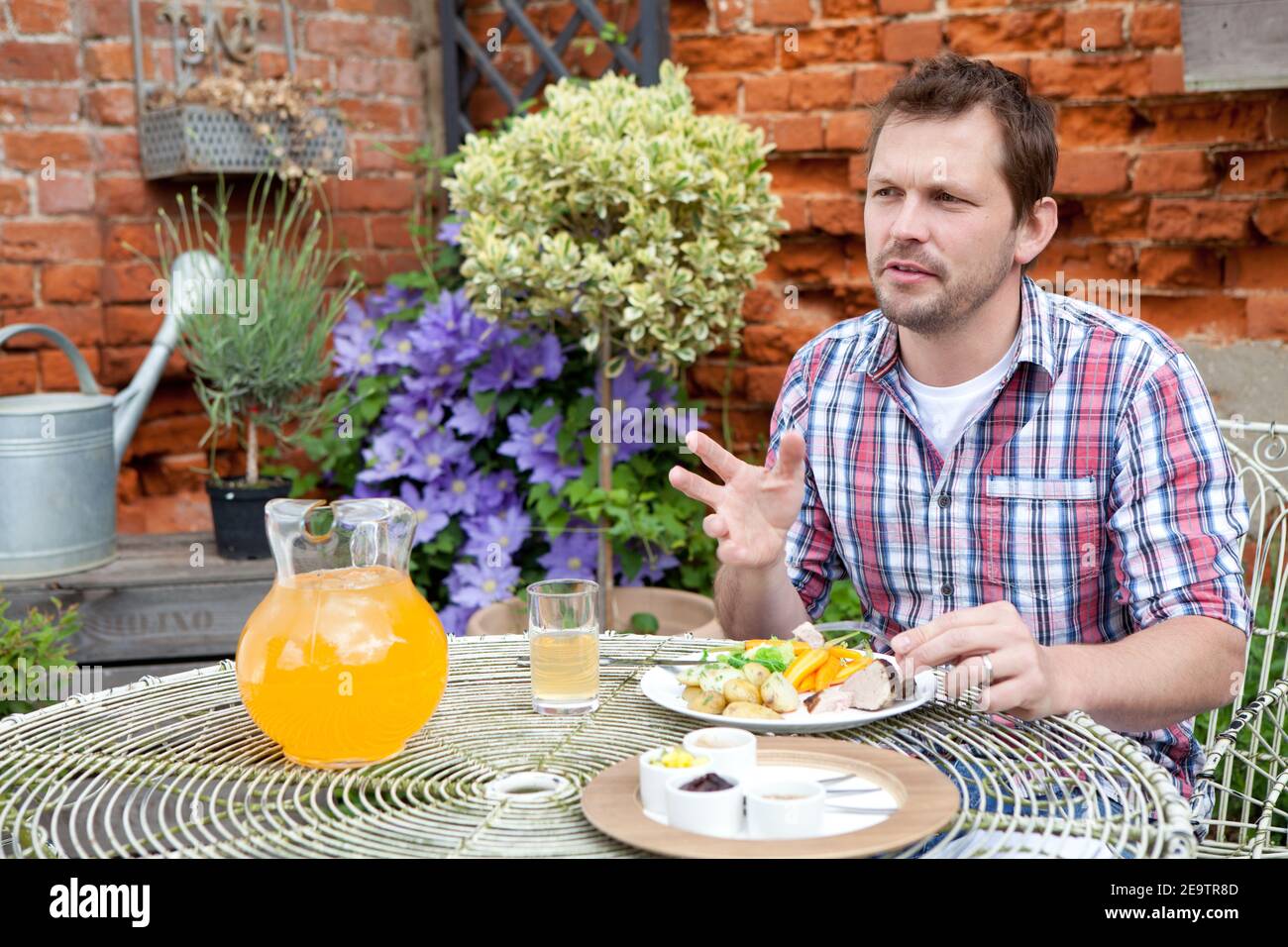 Jimmy doherty and jamie oliver hi-res stock photography and images - Alamy