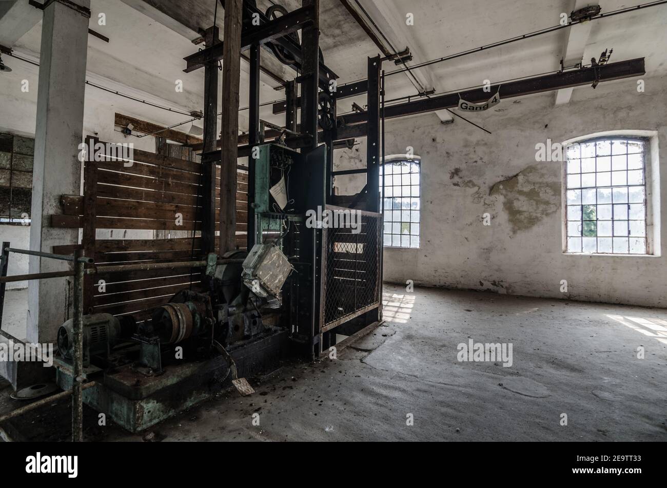 old empty factory hall Stock Photo - Alamy