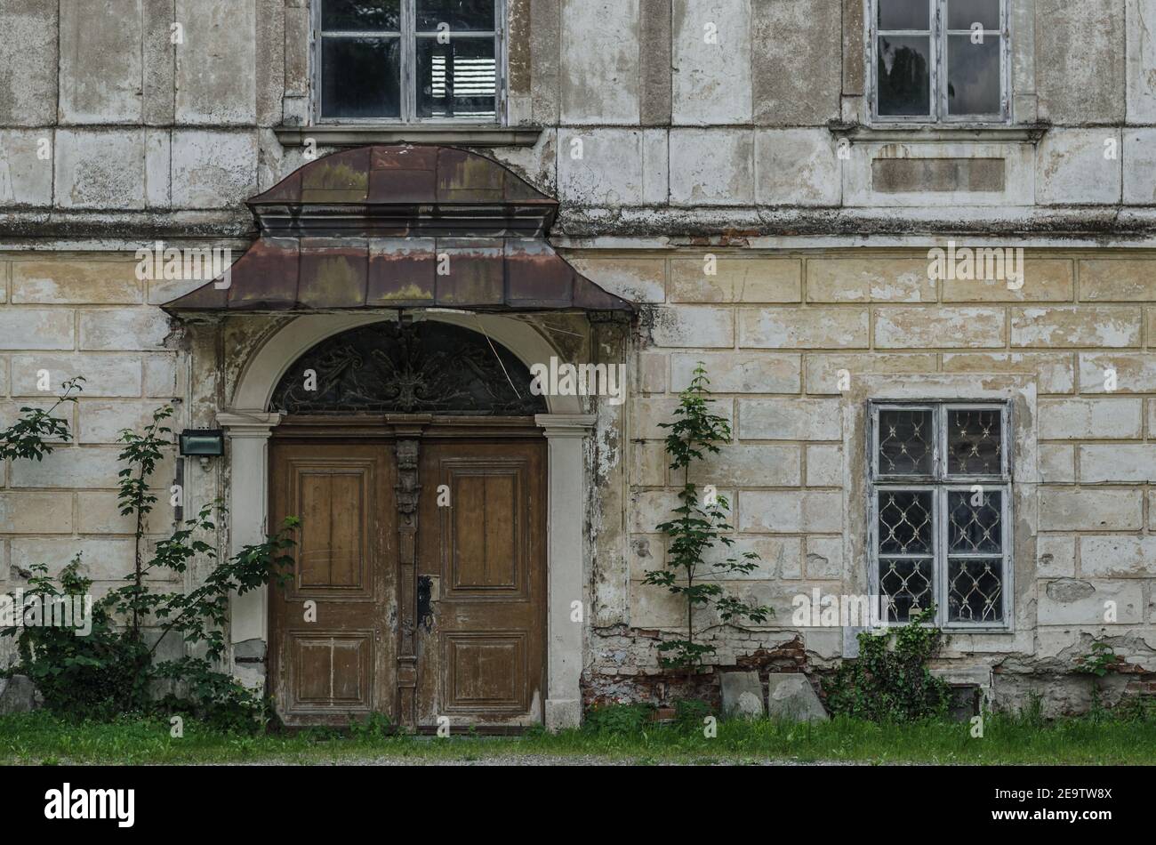 old beautiful entrance of castle Stock Photo - Alamy