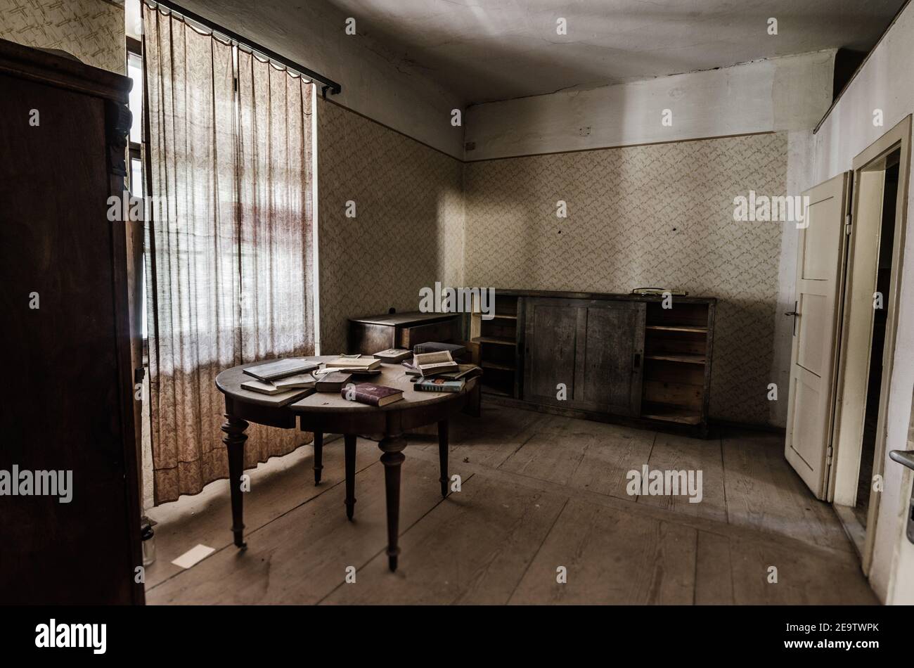Lost in books hi-res stock photography and images - Alamy