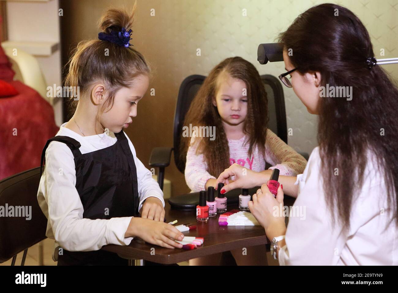 Saloon girls hi-res stock photography and images - Alamy