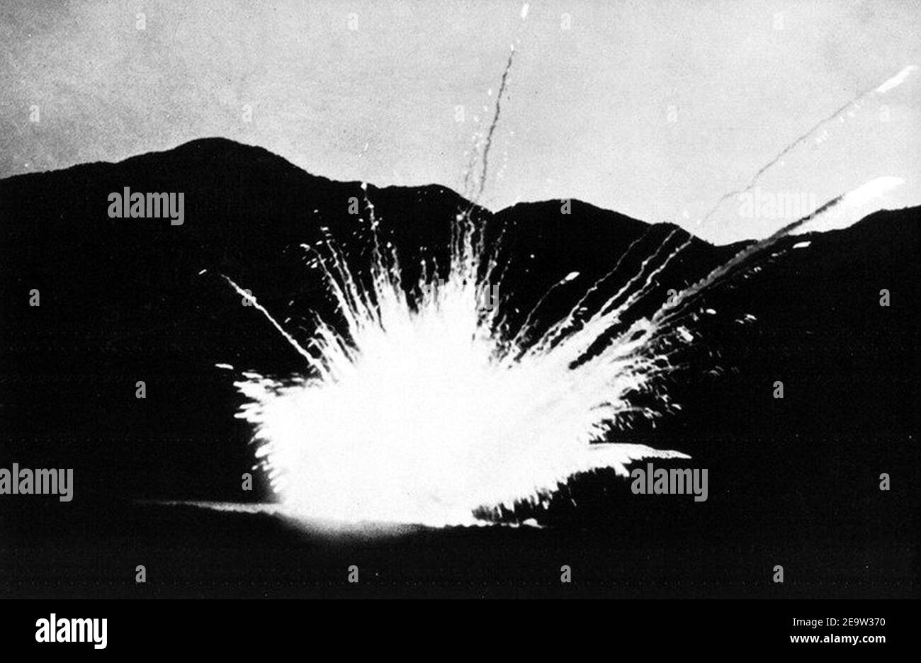 Napalm bomb hi-res stock photography and images - Alamy