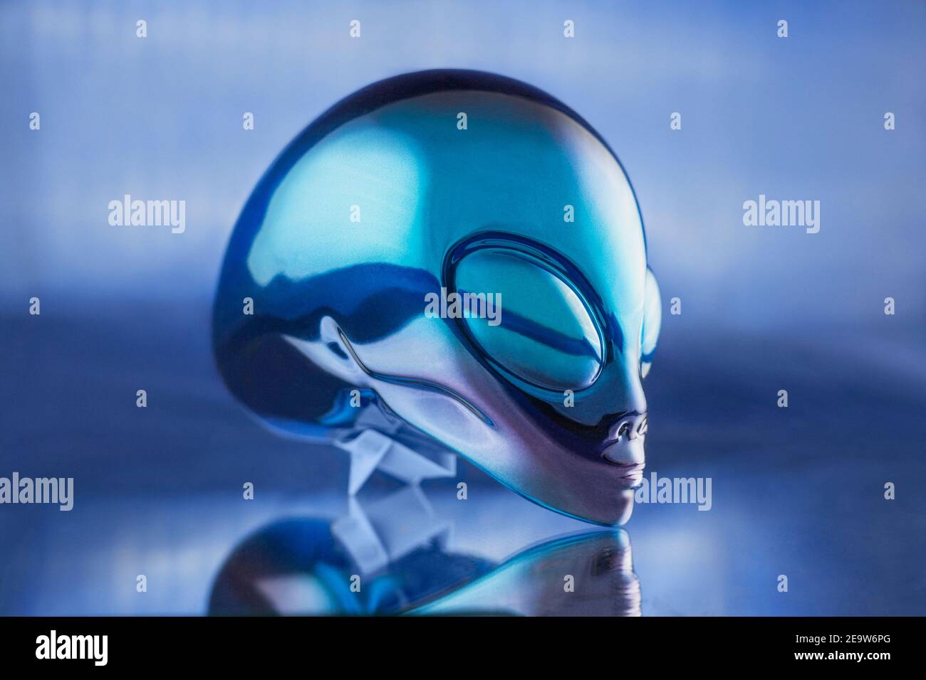 Flying saucer statue hi-res stock photography and images - Alamy