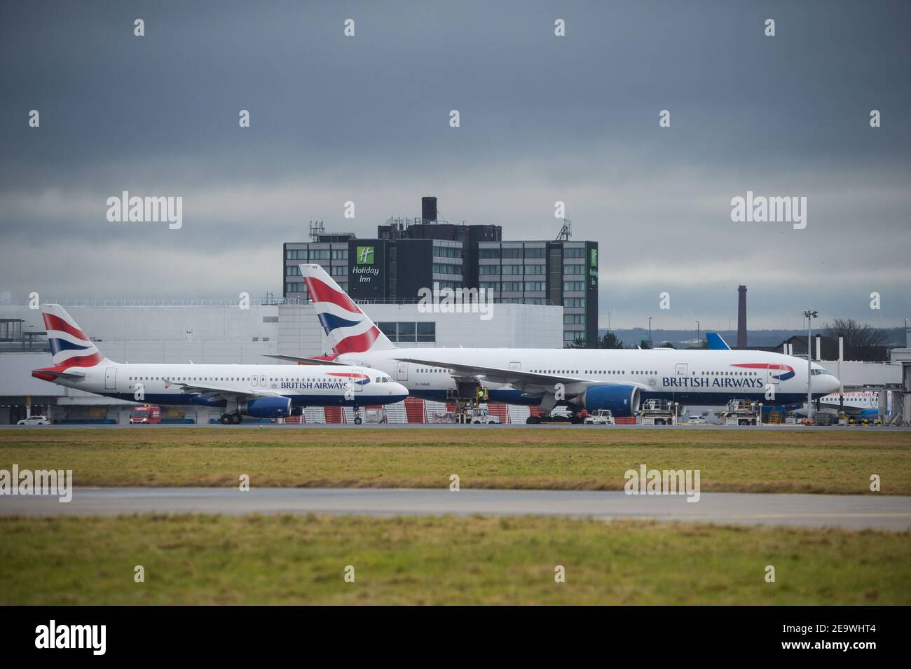 Cargo hold plane hi-res stock photography and images - Alamy