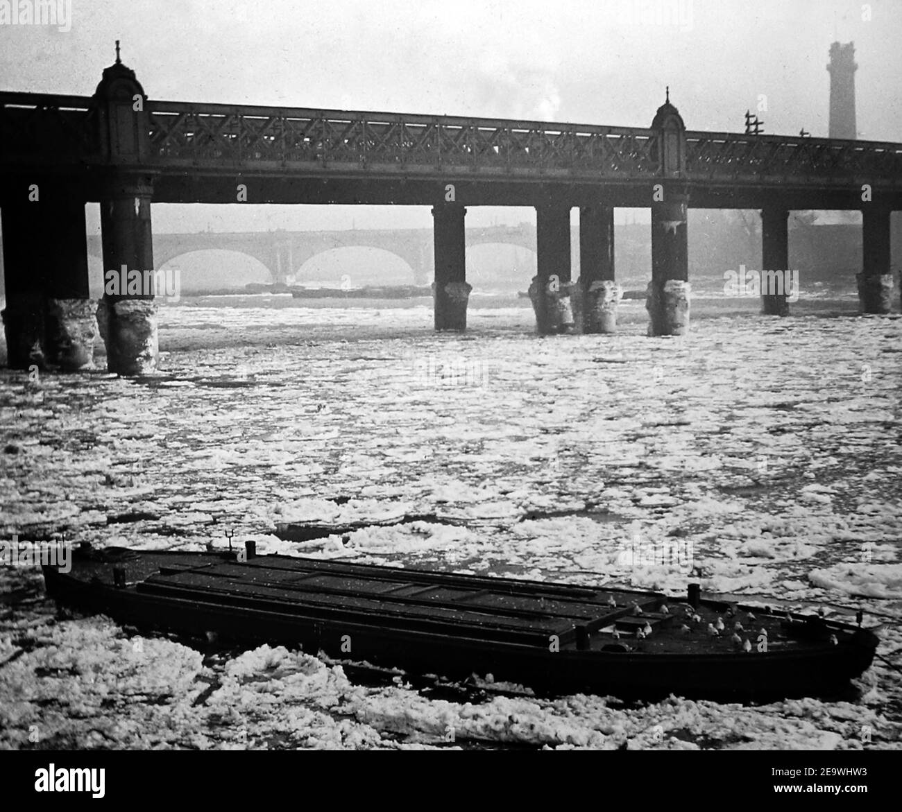 Charing cross bridge london hi-res stock photography and images - Alamy