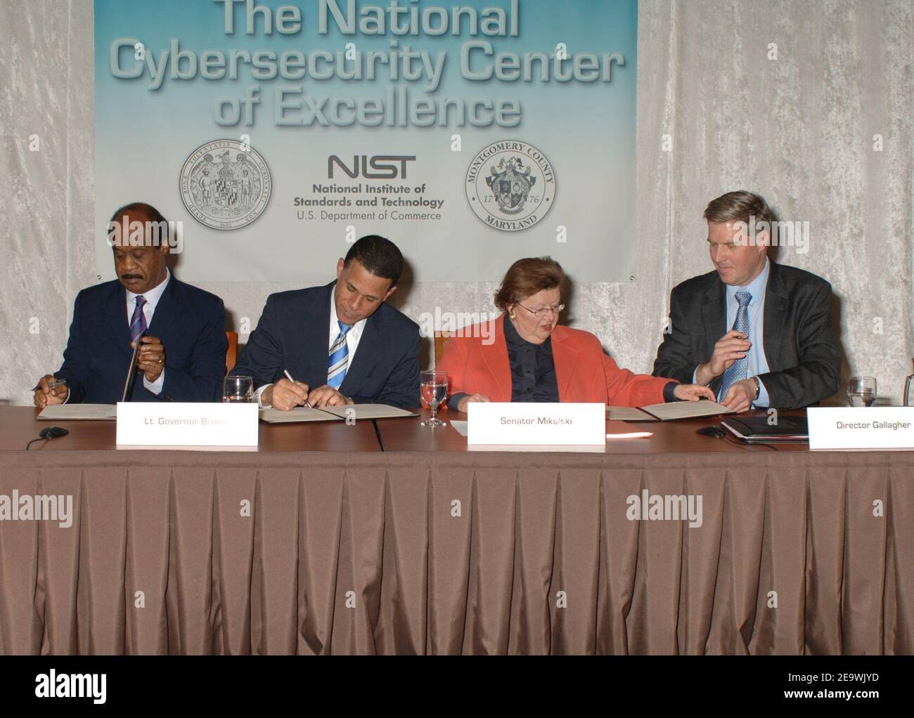 Signing of mou hi-res stock photography and images - Alamy