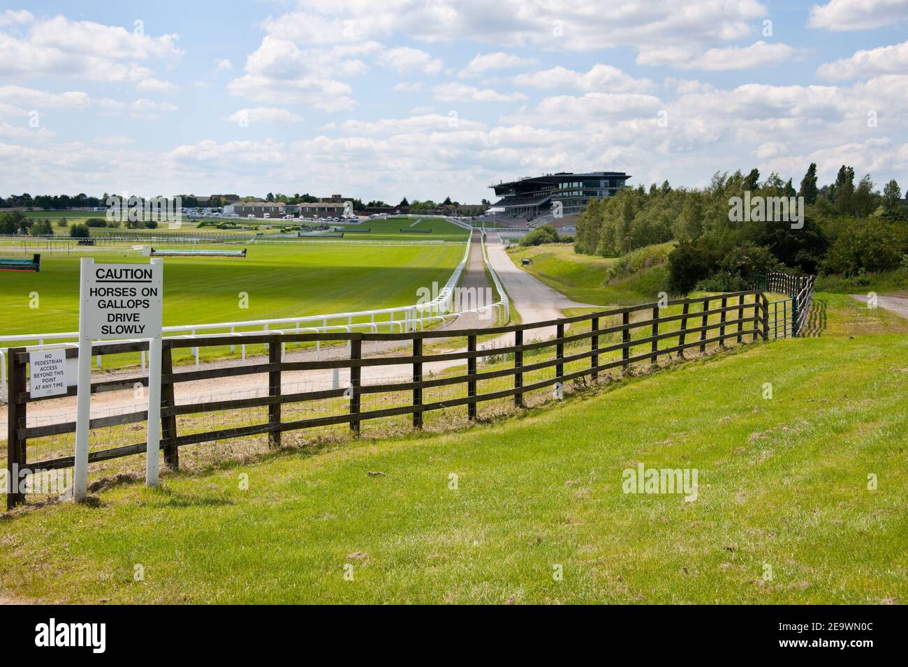 Cheltenham racecourse hi-res stock photography and images - Alamy