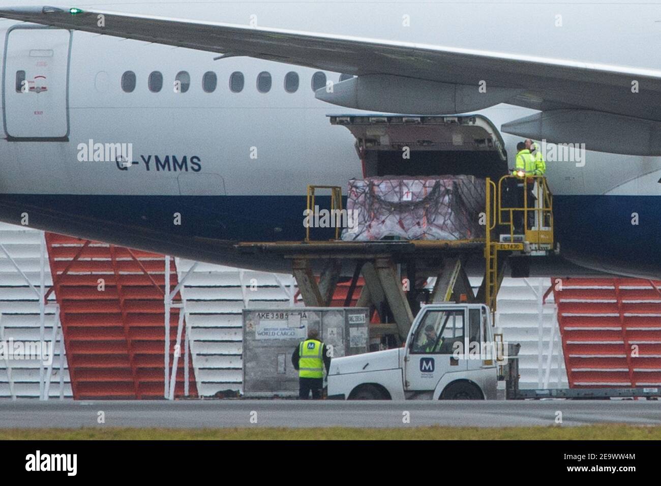 Cargo hold plane hi-res stock photography and images - Alamy