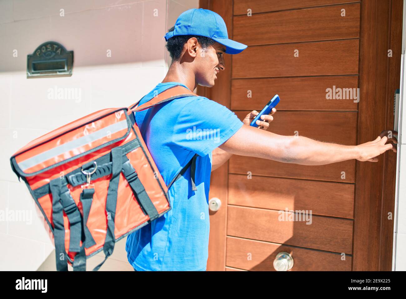 Delivery man parcel box knocking hi-res stock photography and images ...