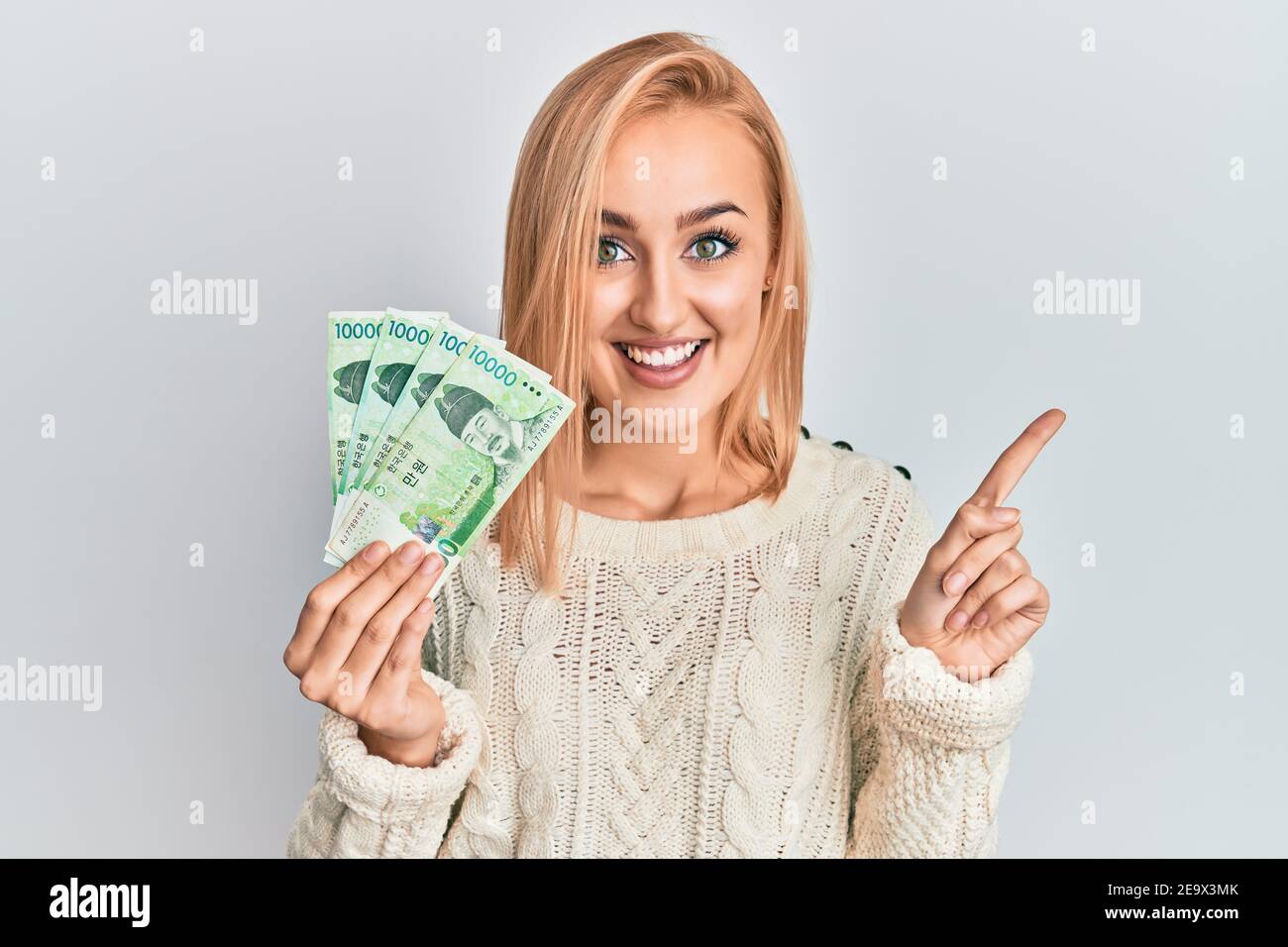 Beautiful caucasian woman holding 10000 south korean won banknotes ...