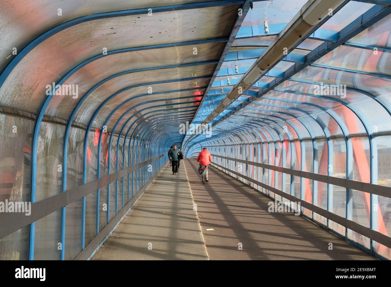 CAMBRIDGE - MARCH 11, 2019: Pedestrian bridge in Cambridge Stock Photo ...