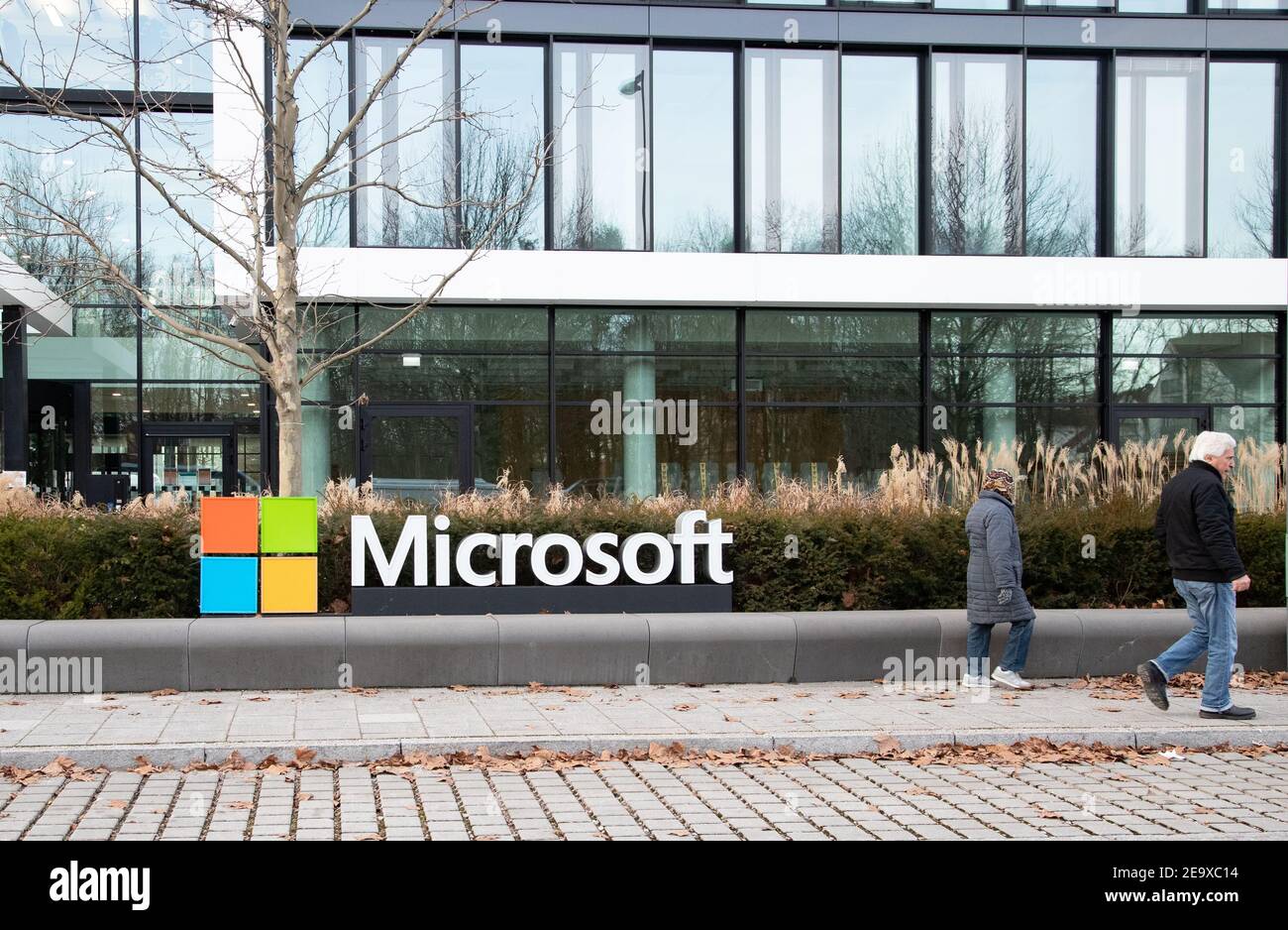 Passant*innen gehen am Microsoft Logo vorbei. Der Sitz von Microsoft ...