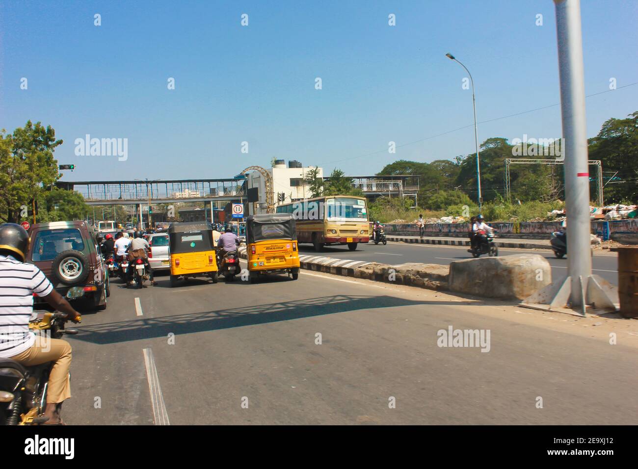 busy indian road ,busy Indian street scene Tamil Nadu Stock Photo - Alamy