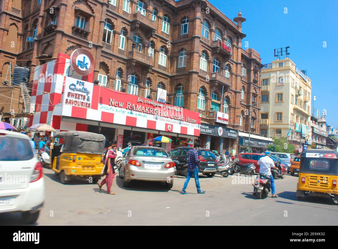 busy Indian street scene, busy indian roads Tamil Nadu Stock Photo - Alamy