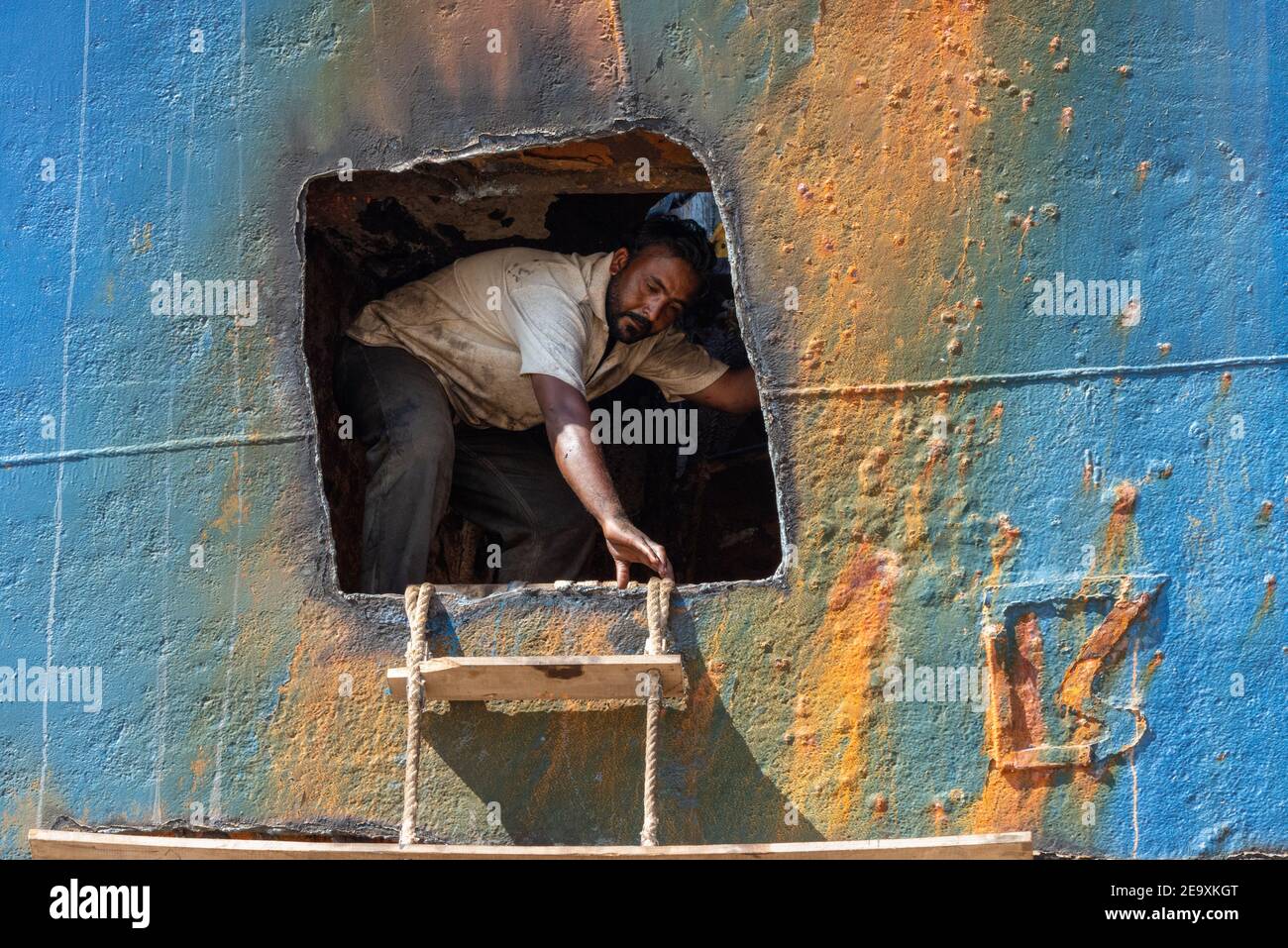 Ship breaking yards bangladesh worker hi-res stock photography and ...