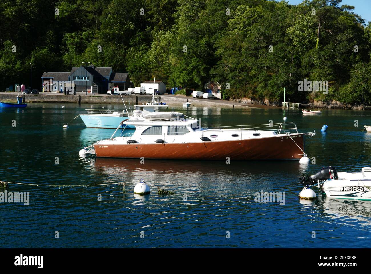 Riec sur Belon harbour on the Belon river, Finistere, Bretagne ...