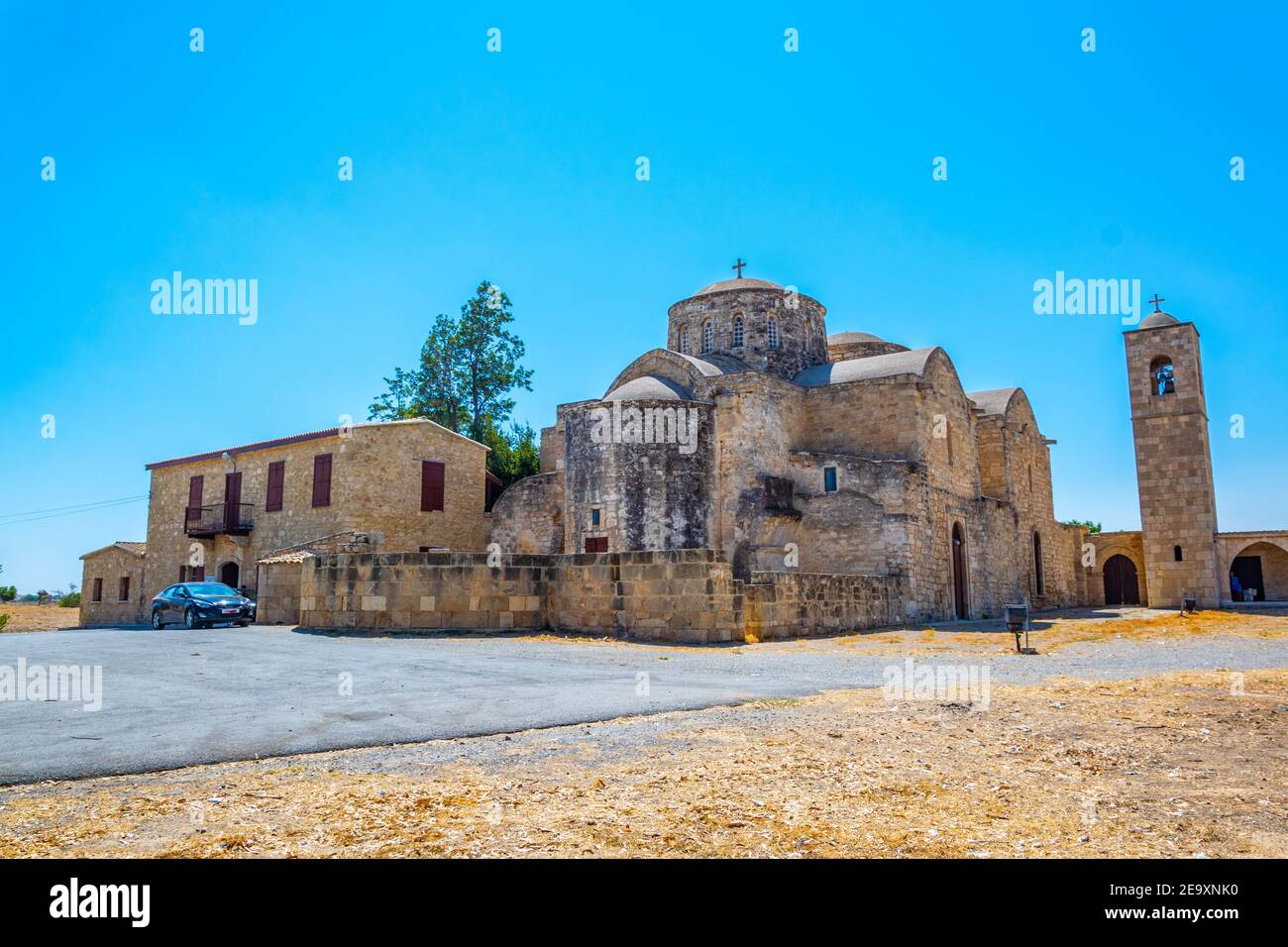 St barnabas church yard hi-res stock photography and images - Alamy