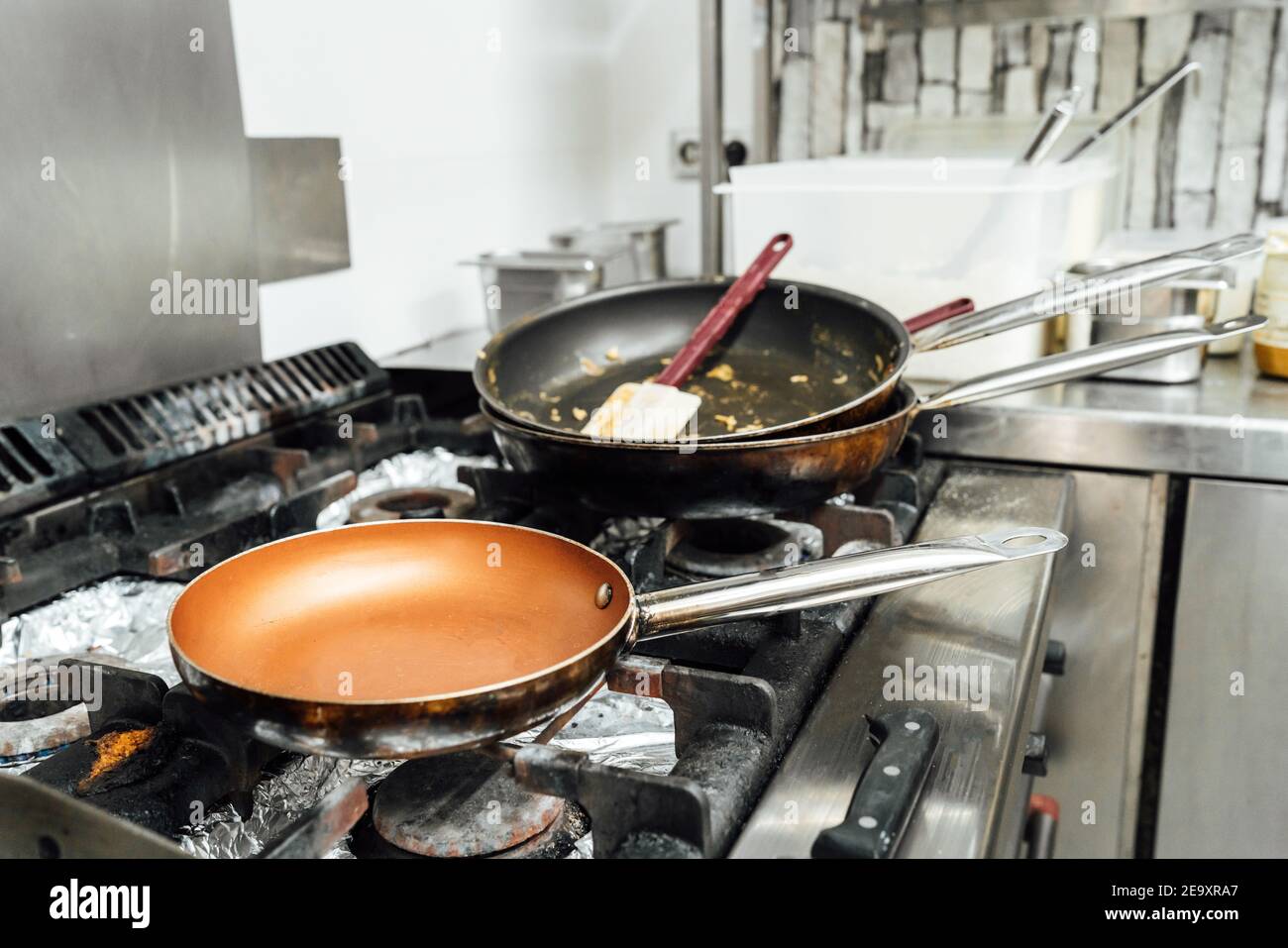 Dirty kitchen restaurant hi-res stock photography and images - Alamy