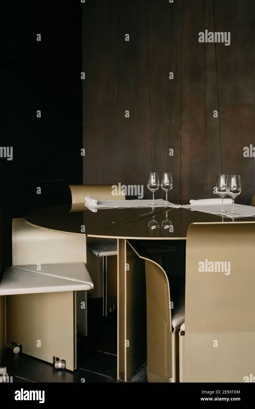 Spacious restaurant hi-res stock photography and images - Alamy