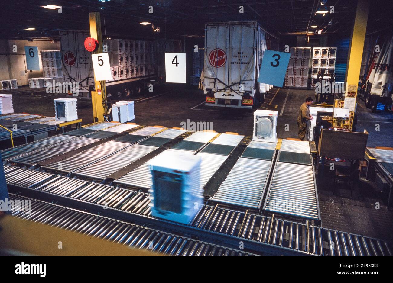 Conveyor sorting in distribution warehouse hi-res stock photography and ...