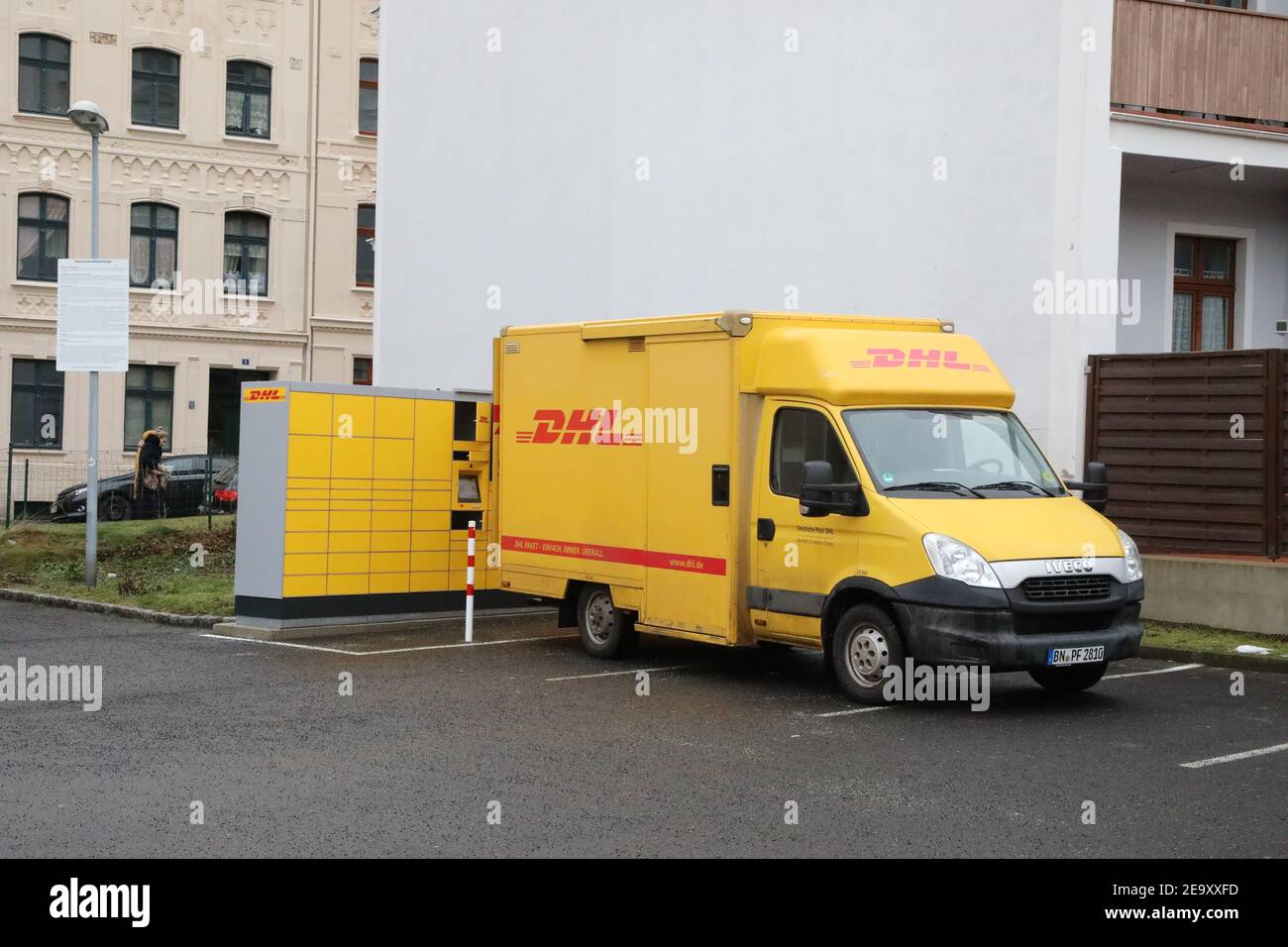 DHL DEUTSCHE POST Paketstation Zustellfahrzeug Stock Photo - Alamy
