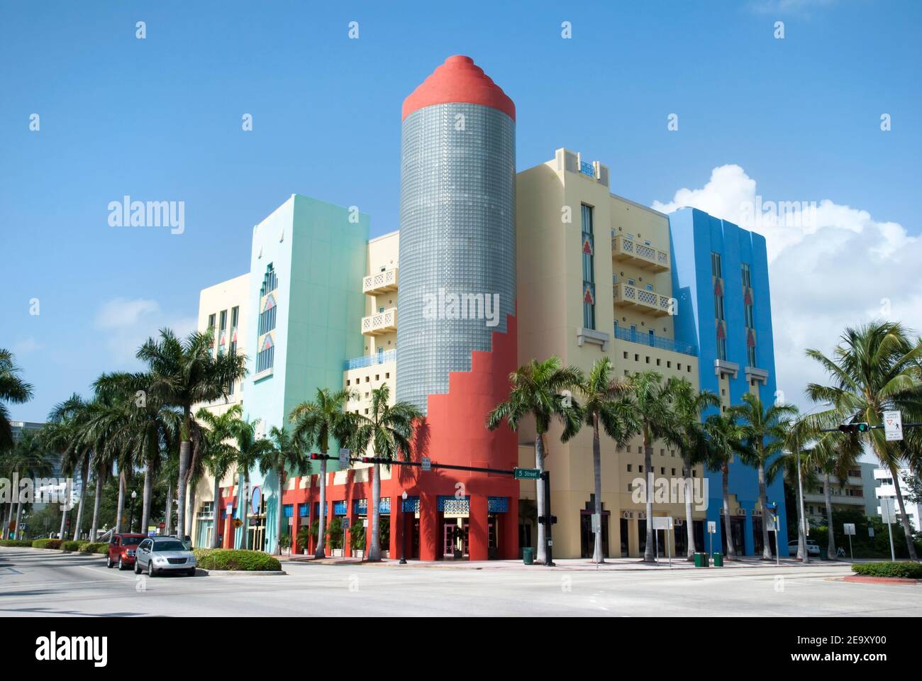 The crossroad of Washington Avenue and 5th Street in Miami South Beach ...