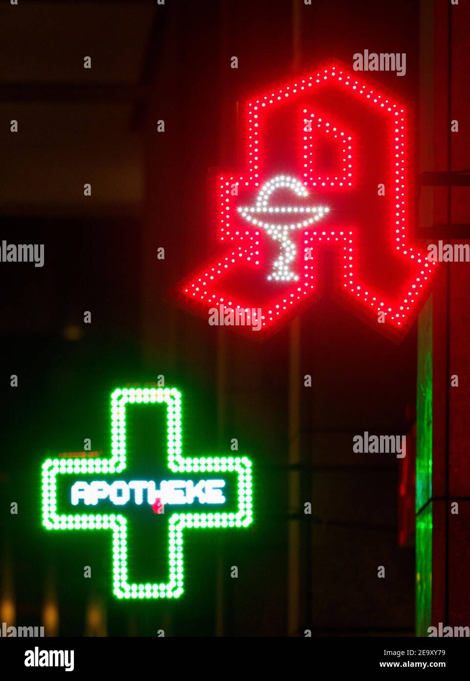 Green pharmacy cross signs hi-res stock photography and images - Alamy