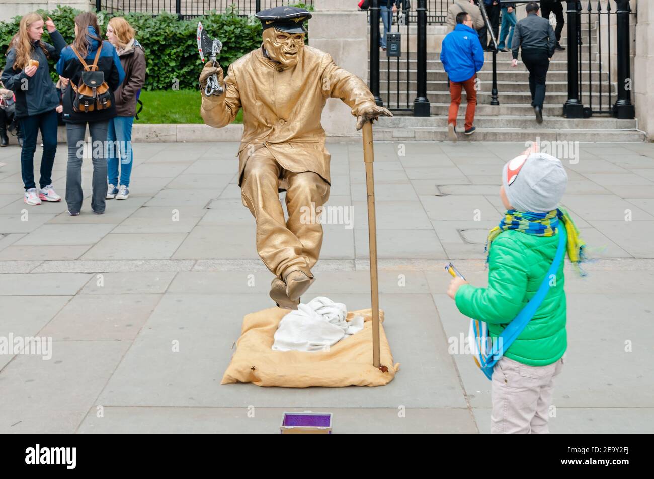 The gold man living statue hi-res stock photography and images - Alamy